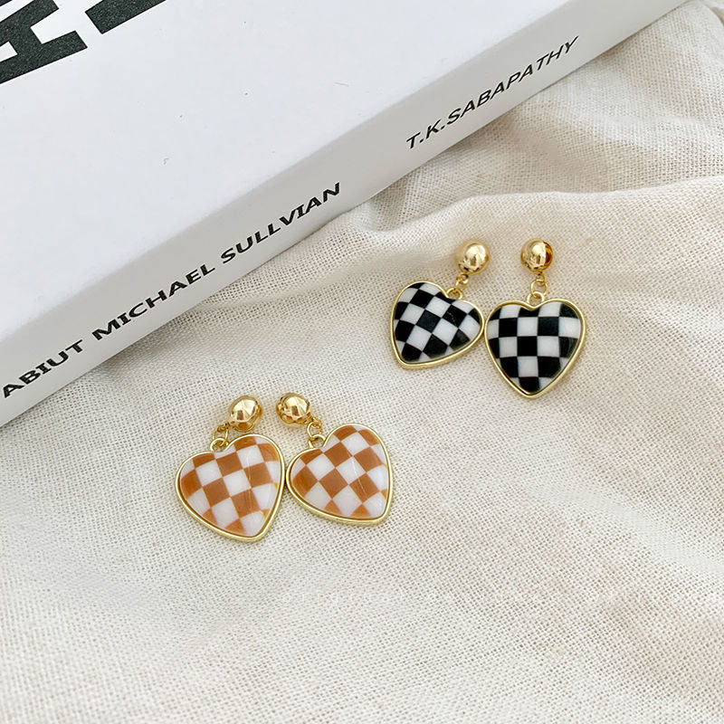 Cercei in forma de inima, print carouri alb-negru ace de argint – Anasofia